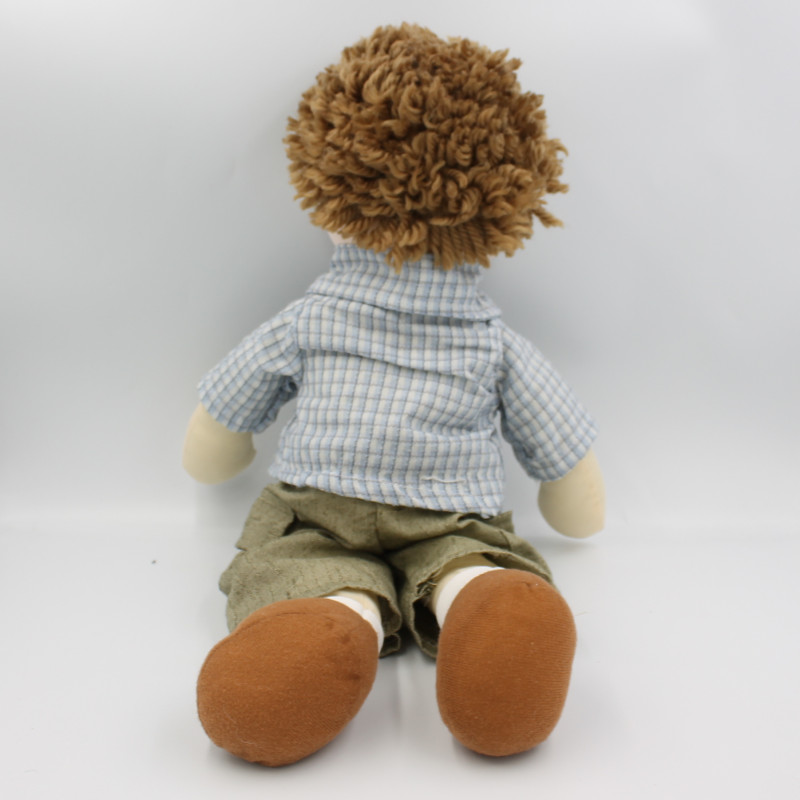Peluche poupée garçon chemise bleu pantalon vert